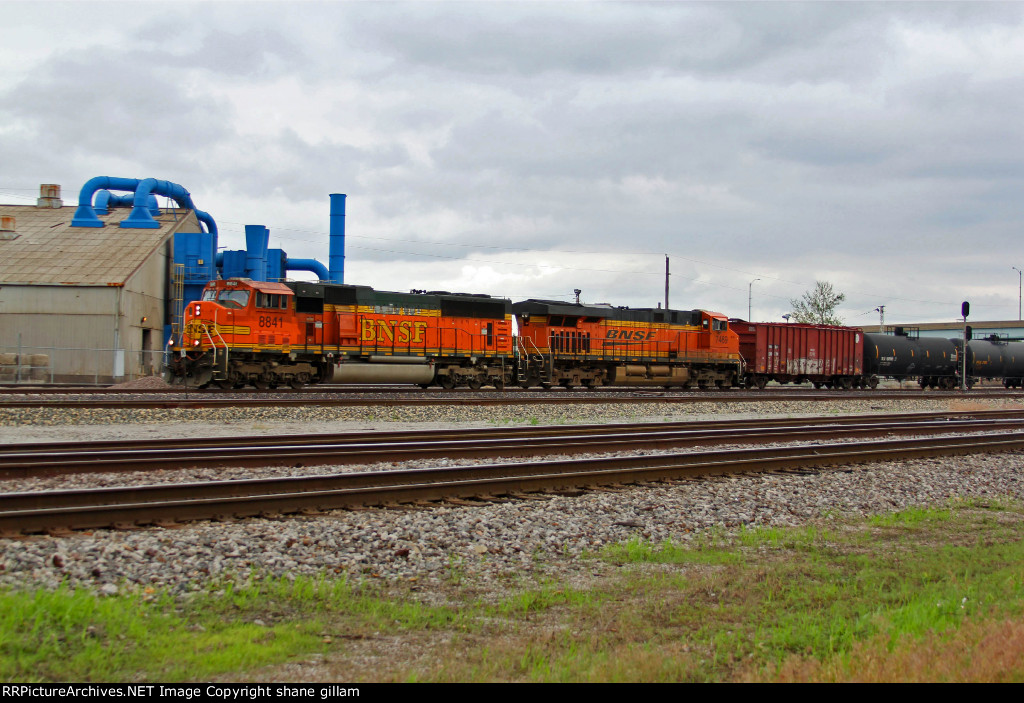 BNSF 8841 Rolls a oil can SB into Wr Tower!